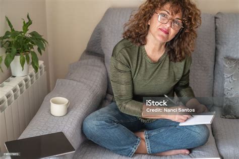미소 짓는 성숙한 여성 메모 및 계획 자연 채광이있는 창가 소파에서 휴식 목표 작성 및 일정 정리 실내 생산성 개념 45 49세에 대한 스톡 사진 및 기타 이미지 Istock