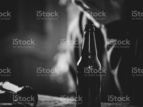 손에 맥주 한 병을 들고 있는 남자 알코올 중독의 개념과 삶의 문제 개념에 대한 스톡 사진 및 기타 이미지 개념 고독 부정적인 감정 표현 남자 Istock