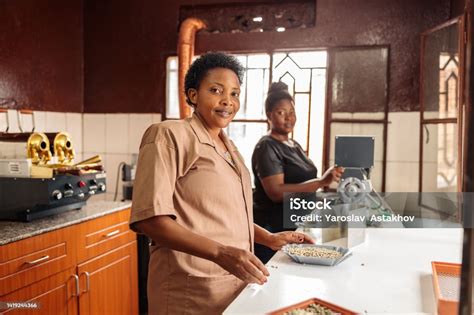 생산에서 커피 원두를 분쇄하고 분류하는 미소 짓는 여성 르완다에 대한 스톡 사진 및 기타 이미지 르완다 여자 여자만 Istock