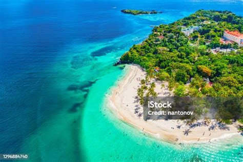 대서양의 아름다운 작은 섬과 야자수의 공중 무인 항공기 보기 카요 레반타도 섬 사마나 도미니카 공화국 사마나 반도에 대한 스톡 사진 및 기타 이미지 Istock