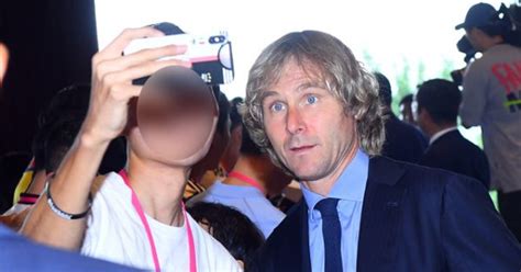 [st포토] 유벤투스 파벨 네드베드 부회장 전설의 팬서비스