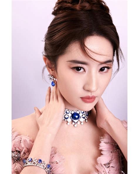 氣質女神劉亦菲海灘度假激罕晒美照 吊帶長裙比堅尼美臀長腿全看光 網民呻：血壓飆升 U Travel