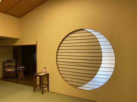 흰색과 검은 색 줄무늬 둥근 벽 장식 사진 Unsplash의 무료 예술 이미지