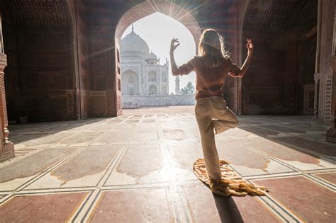 일출유명한 타지마 할에서 인도에서 젊은 여성이 연습 요가 사람들이 여행 영 성 개념 처럼 선 요가에 대한 스톡 사진 및 기타 이미지 Istock