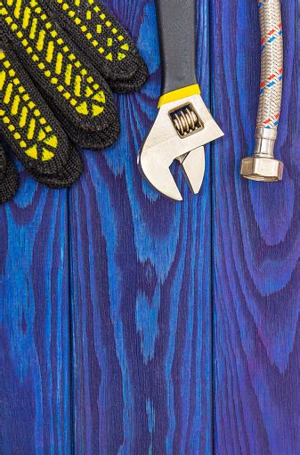 배관 장비 수리 도구 조정 가능한 렌치 및 호스 장갑 블루 보드에 유연한 연결 0명에 대한 스톡 사진 및 기타 이미지 0명