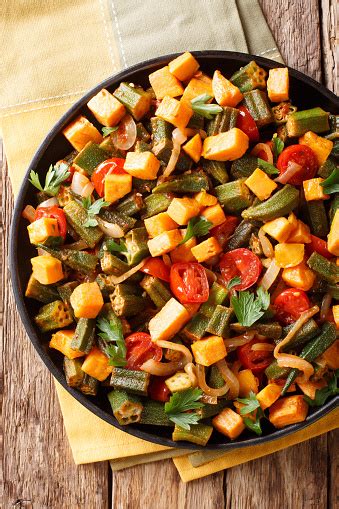 유기농 건강 식품 요리 오크라 고구마 토마토 접시에 양파와 허브 근접 촬영 수직 상단 보기 감자 요리에 대한 스톡 사진 및 기타 이미지 Istock