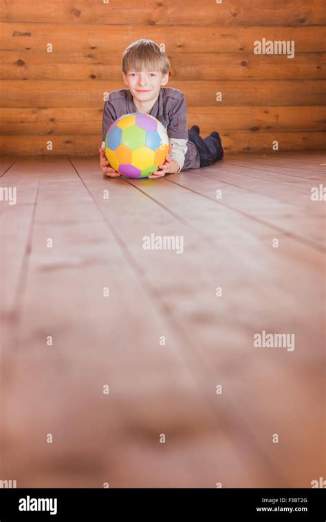 Junge Mit Einem Ball Im Interieur Aus Holz Stockfotografie Alamy