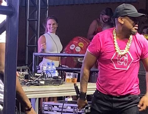 Ex Bbb Nati Casassola Dispensa Paquera Em Show Dos Hawaianos