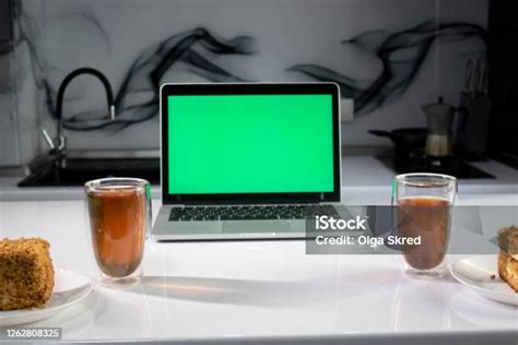 녹색 화면이있는 노트북 옆에 있는 회색 주방에서 차 두 잔과 케이크 2 개 크로마키 가정 주방에 대한 스톡 사진 및 기타 이미지 가정 주방 가정의 방 노트북 Istock