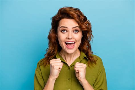 열정적 인 미친 펑키 한 여자 축구 팬 시계 경기 축하 승리 인상 주먹 비명 예 착용 좋은 모습 의복 블루 컬러 배경 한 명의