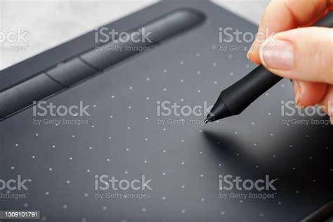 디자이너의 손에 그래픽 태블릿펜 클로즈업 예술과 작품을 위한 가제트 디자인에 대한 스톡 사진 및 기타 이미지 디자인 러시아 멀티미디어 Istock