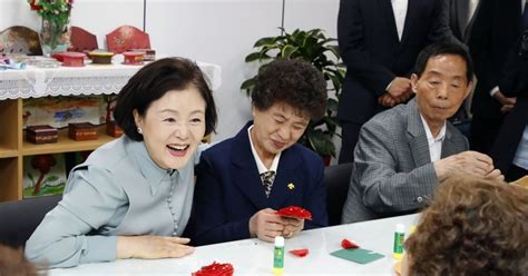 치매안심센터 어르신들과 대화하는 김정숙 여사