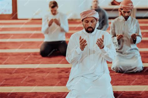 Un Grupo De Musulmanes En Una Mezquita Moderna Rezando La Oración