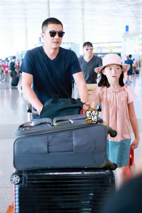 李亞鵬攜李嫣現身機場，小姑娘走起路來美美噠 每日頭條