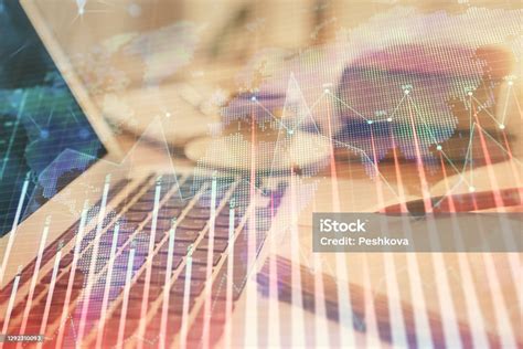 테이블 배경에 커피와 항목과 금융 차트 도면 및 데스크톱의 두 배 노출 외환 시장 거래의 개념 0명에 대한 스톡 사진 및 기타 이미지 Istock