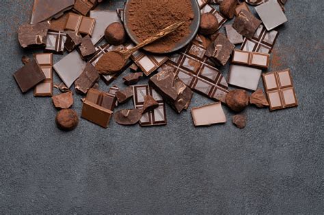 어두운 콘크리트 백 라운드에 다크 또는 밀크 유기농 초콜릿 조각 코코아 파우더와 송로 버섯 캔디 0명에 대한 스톡 사진 및 기타 이미지 Istock