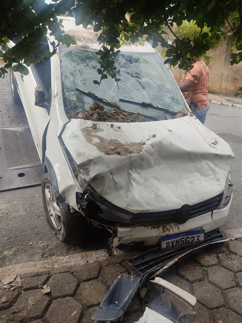 Carro Invade Casa Em Timóteo
