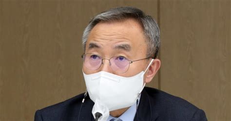 [포토] 김우승 한양대 총장 산업대전환포럼 좌장회의 발언