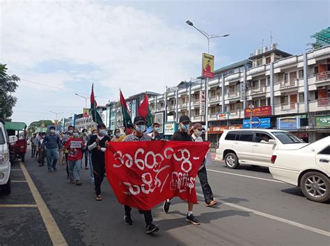 မြစ်ကြီးနားဆိုင်ကယ်သပိတ်ကို ရဲနှင့်စစ်တပ်က ကားဖြင့်ဝင်တိုက်၊ အမျိုးသမီး