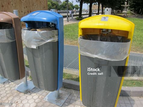 노란색 갈색 및 파란색 종이 포장 및 유기농 재활용 및 자연 폐기물 관리의 세 가지 쓰레기통에 대한 세부 계획 0명에 대한 스톡 사진 및 기타 이미지 Istock
