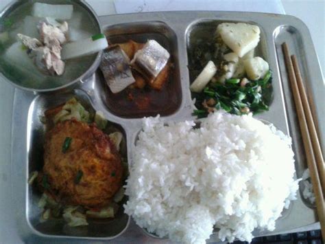 大學畢業後才發現，工廠的飯菜和學校的飯菜有什麼不同，真是花樣百出，你們單位的食堂都是啥伙食 每日頭條