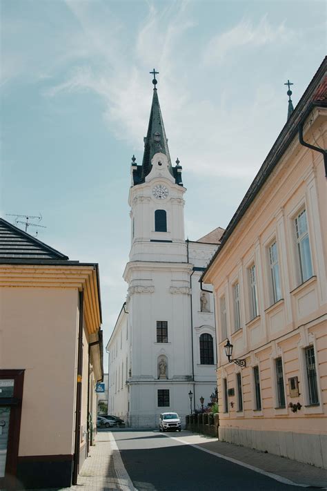4k 바탕화면 4k 배경 Komarno 갤럭시 바탕화면 거리 건물 건물 외관 건축 경치가 좋은 관광 교회 구조 그림 같은 니트라 지역 도시 도시의