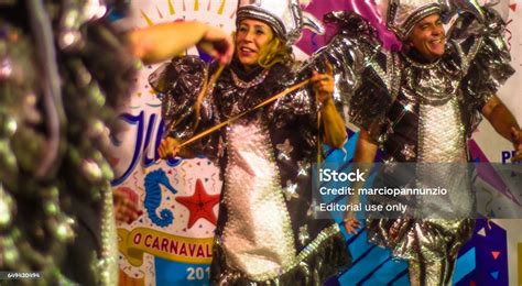 브라질 카니발입니다 삼 바 퍼레이드 학교 아쿠아 나 보카 Avenida 프 이사벨 이사벨라 브라질 2017 년 2 월 28 일에에서에 관능에 대한 스톡 사진 및 기타 이미지