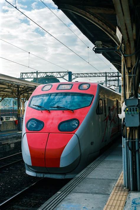 강철 궤도 건축 교외의 교통 금속 기관차 기다리는 기차 기차 기차역 대기실 대중교통 도시 도시 교통 도시