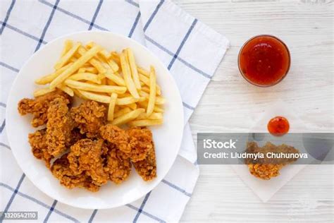 수제 바삭한 치킨 날개와 새콤달콤한 소스를 곁들인 프렌치 프라이가 흰색 나무 배경에 최고 전망을 선사합니다 위에서 머리 위 평평한 평지 0명에 대한 스톡 사진 및 기타