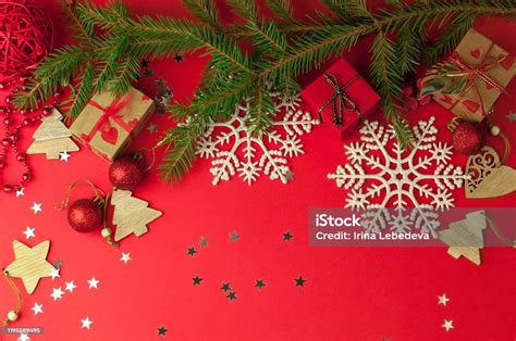 크리스마스 장식 장난감 및 눈송이 중 공예 용지에 선물되는 전나무 가지가있는 크리스마스 축제 빨간색 배경 0명에 대한 스톡 사진 및 기타 이미지 Istock