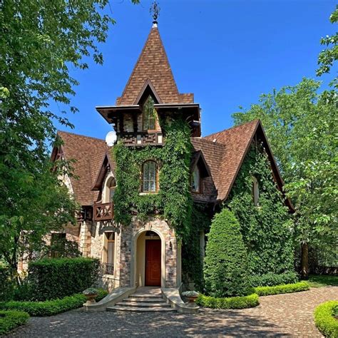 Замок дом с плющом