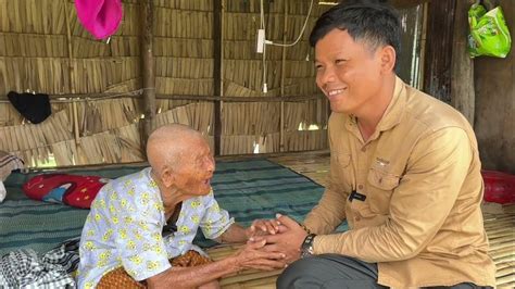 លោកយាយ កែវ អភ័ព្វណាស់ ភ្នែកងងឹតហើយជើងក៏ពិការទៀត Youtube