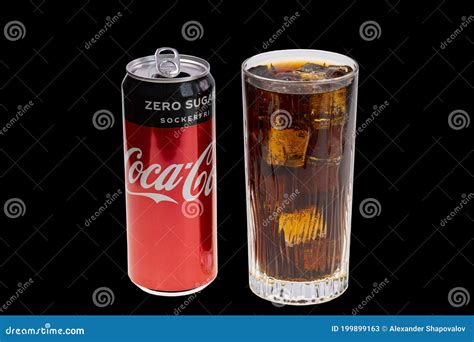 Vista De Lata De Coca Abierta Y Soda Con Hielo En Vidrio De Cristal