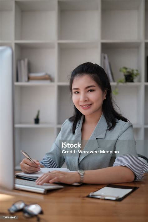 아시아 비즈니스 우먼이 비즈니스 팀과 화상 통화를 하고 회사의 사업 계획에 대해 상담합니다 온라인 팀 회의 화상 컨퍼런스 가상현실에 대한 스톡 사진 및 기타 이미지 Istock