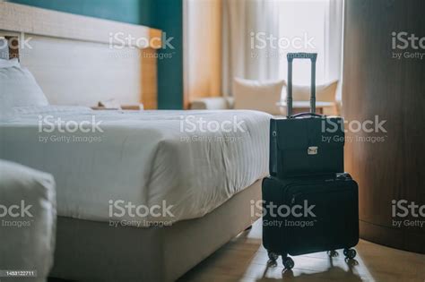 침대 야간 테이블 여행 가방 수하물이 있는 현대적인 호텔 객실 솔로 여행에 대한 스톡 사진 및 기타 이미지 솔로 여행 0명