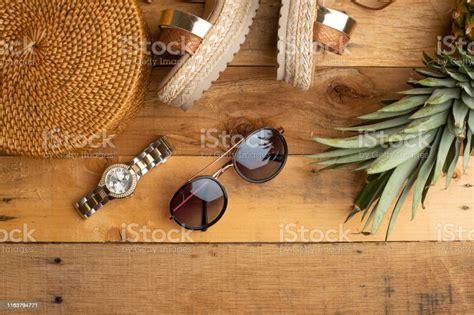 고리버들 패션 가방 여성의 여름 신발 열대 파인애플과 선글라스와 여름 배경 여름 패션 휴일의 개념 누워 비행 오래된 나무 배경에