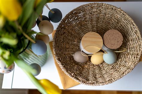 둥근 상자에 아로마 양초가 있는 위에서 다채로운 부활절 달걀 0명에 대한 스톡 사진 및 기타 이미지 0명 4월 계절 Istock