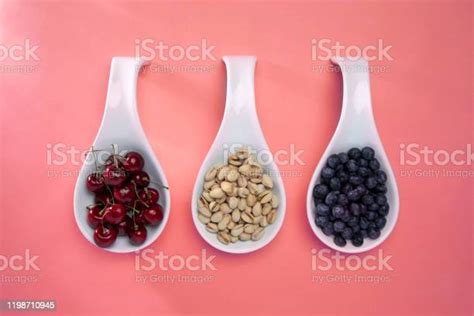 복숭아 배경에 멋진 큰 흰색 숟가락에 체리 블루 베리와 피스타치오 요리하기 음식 준비에 대한 스톡 사진 및 기타 이미지