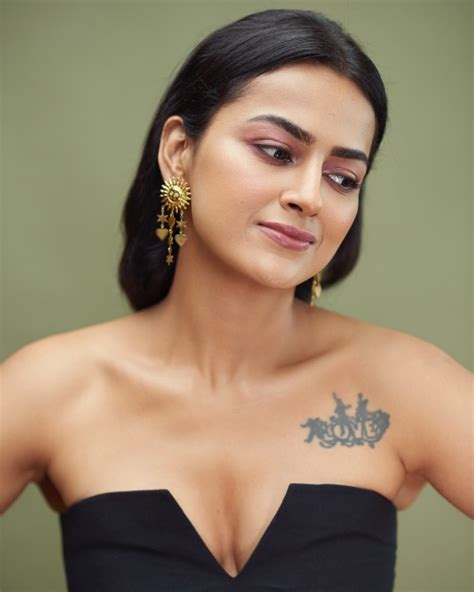 Shraddha Srinath Hot Photoshoot In Black Strapless Top And Phant