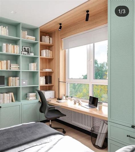 Комната для мальчика с книжными полками и письменным столом