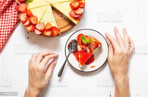 달콤한 아침 식사 신선한 딸기를 곁들인 맛있는 치즈 케이크 콘크리트 테이블에 수제 레시피 0명에 대한 스톡 사진 및 기타 이미지 Istock