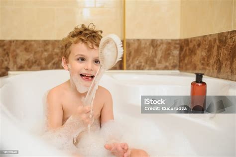 거품과 비누 거품욕조에서 씻고 노는 소년 6 7 살에 대한 스톡 사진 및 기타 이미지 6 7 살 가정의 방 거품 목욕 Istock