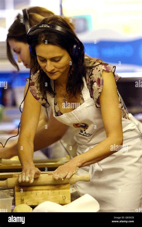 Angela Buttolph Nimmt An Der Ersten Britischen Online Kochstunde Von