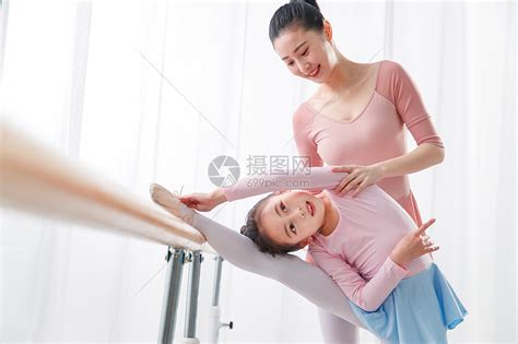 年轻舞蹈老师教小女孩跳舞高清图片下载 正版图片 摄图网
