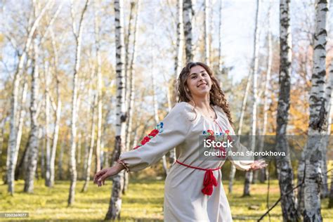 숲에서 춤을 우크라이나 국가 전통 의상 옷에 아름다운 여자 10월에 대한 스톡 사진 및 기타 이미지 10월 9월 가을