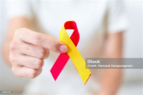 빨간색과 노란색 리본을 들고 있는 여자 세계 간염의 날 인식의 달 7월 28일 간암 황달 간경변 실패 비대 간성 뇌병증 및 건강 개념 2월에 대한 스톡 사진 및 기타 이미지