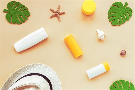 베이지 색 배경에 얼굴과 몸을위한 천연 화장품 Spf 브랜드가없는 빈 패키지 생활필수품에 대한 스톡 사진 및 기타 이미지 생활필수품 태양 하늘 0명 Istock