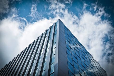 무료 이미지 구름 건축물 구조 하늘 햇빛 건물 시티 마천루 도시 풍경 선 반사 경계표 푸른 현대 탑 블록 호텔 대칭 모양 미러링 중심지
