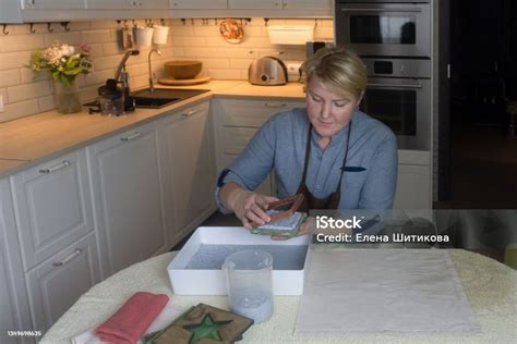 선택적 초점 폐기물 종이에서 수제 종이를 만드는 과정 예술과 공예 제로 폐기물 개념 종이 재활용 40 44세에 대한 스톡 사진 및 기타 이미지 Istock