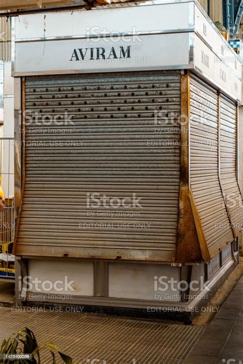 상점은 세계의 경제 위기로 인해 문을 닫았습니다 수익성이 없어 폐쇄 된 기업 0명에 대한 스톡 사진 및 기타 이미지 0명